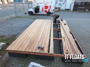 Drijvers nodig voor een drijvende steiger?